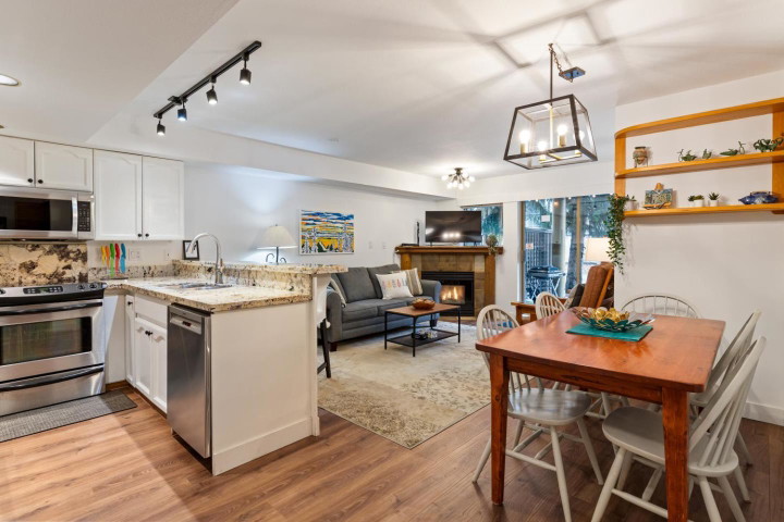 3br | Valhalla | Village Location | Communal Hot Tub | Gas Fireplace | Parking - Whistler Blackcomb