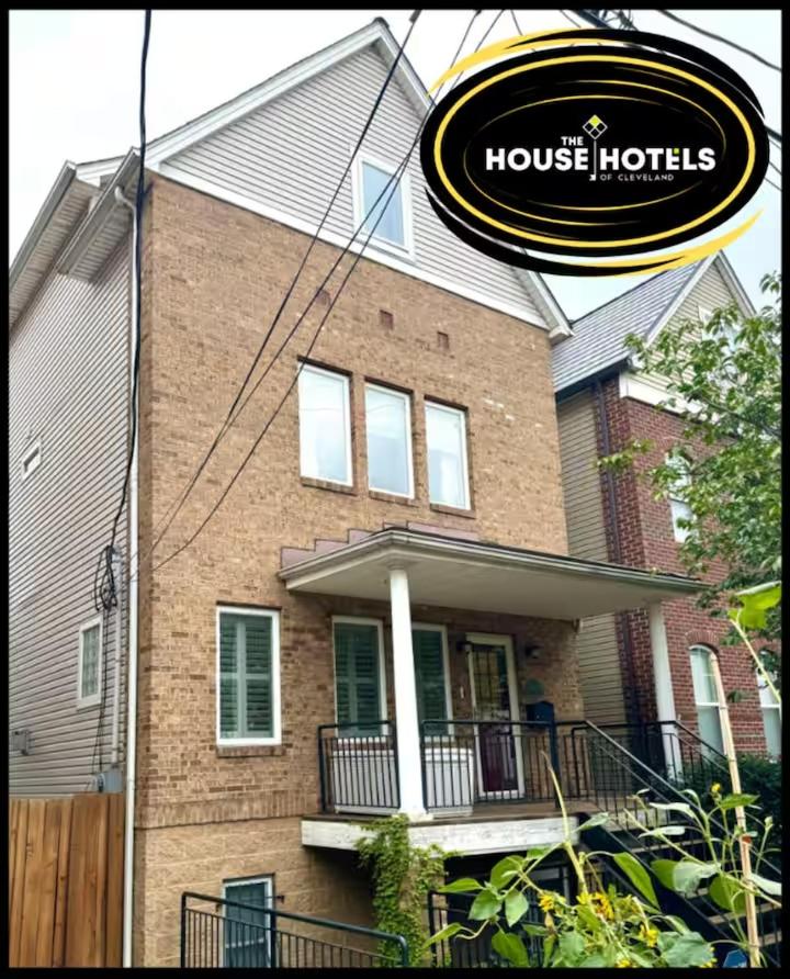 Tremont Apartment, Near Downtown, And Central! - Parma, OH
