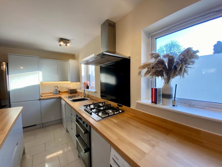 3 Bedroom House, Bath Road, Cheltenham - Free Parking - Tewkesbury