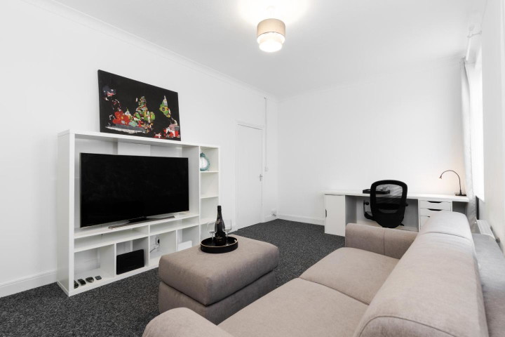 Centrally Located Flat With King Size Bed And An Option Of Sofa Bed At Extra Cost - Cardiff