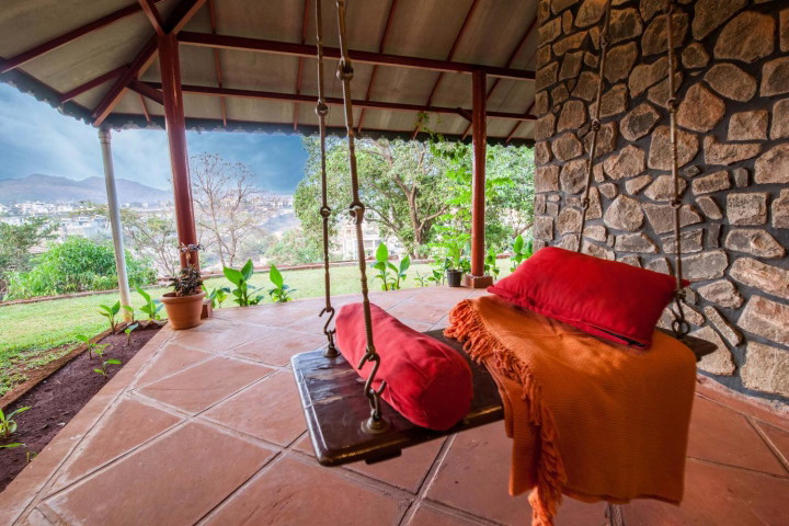 Stayvista's Retreat On Cloud 9 Homestay - 2bhk Mountain-view Homestay With Orchard - Lonavla