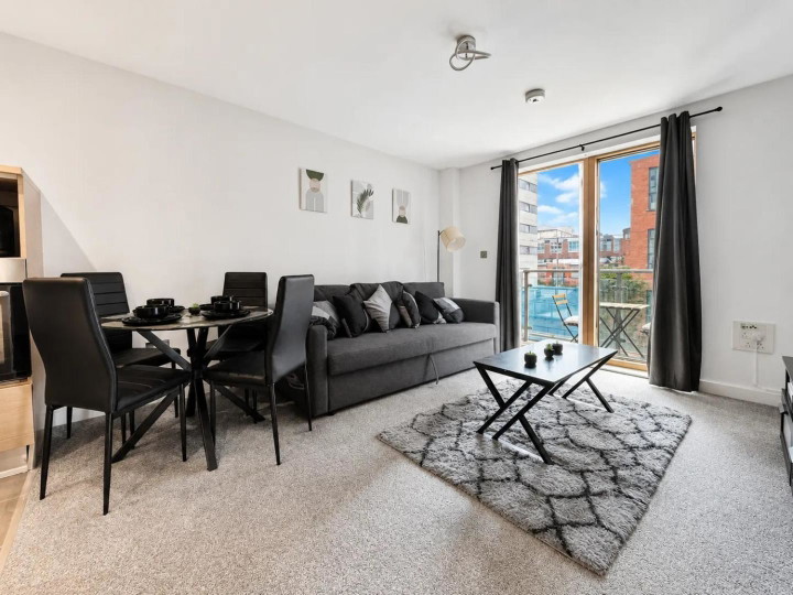 Central Newly Renovated Flat With Balcony - Pass The Keys - Bury