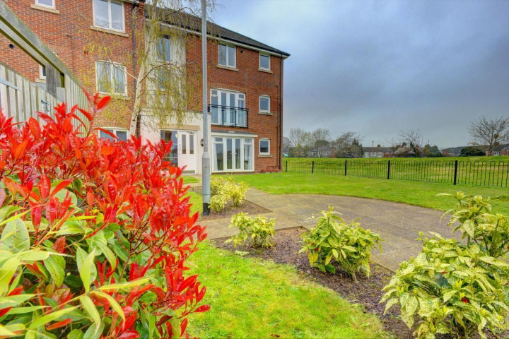 2-br Apartment, En-suite, Allocated Parking, Next To Playground - Staffordshire