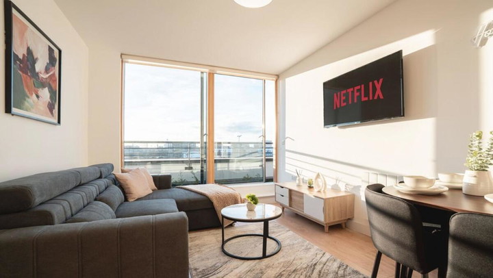 1br Flat W-balcony - Parking - Sleeps 4 - Greenwich