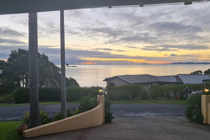 By The Sea 3 Bedroom Apartment With Ocean Views - Northland