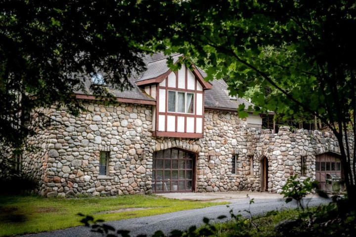 The Castle Gatehouse - Bolton Landing, NY