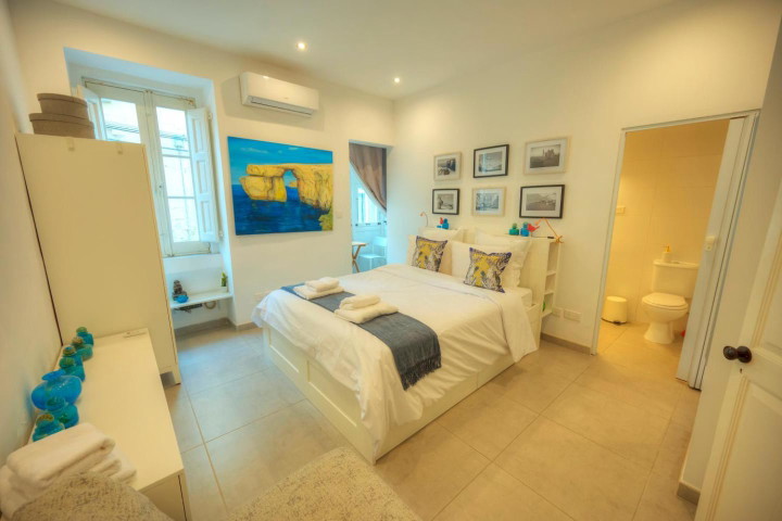 Seaview Sliema 30 Seconds To High Street & Ferry, 2x Double En-suite Bedrooms, Modern Whole Traditional Townhouse, Kitchen, Living Area, & Roof Terrace - Malta