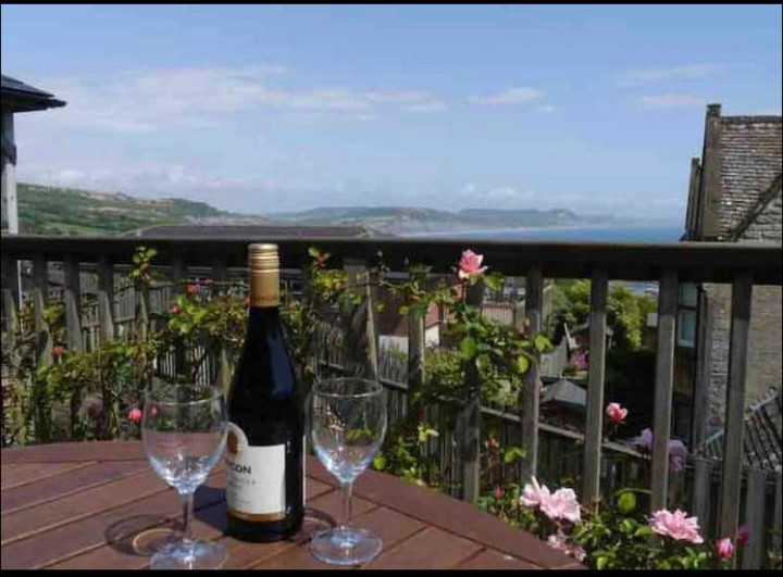 Fantastic Spacious House With Beautiful Panoramic Views Of The Bay Only A Few Minutes Walk From Beach Harbour And Restaurants This House Has 3 Bedrooms 3 Bathrooms And 2 Lovely Sitting Rooms - Lyme Regis