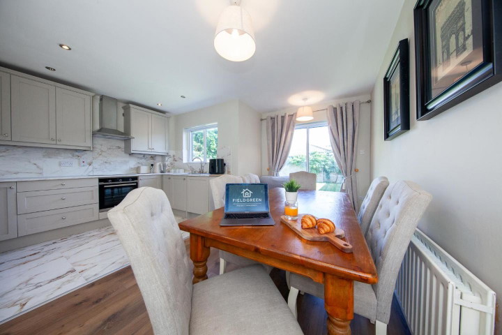Modern 3-bed House Near Dublin Airport - Great For Families - Ashbourne