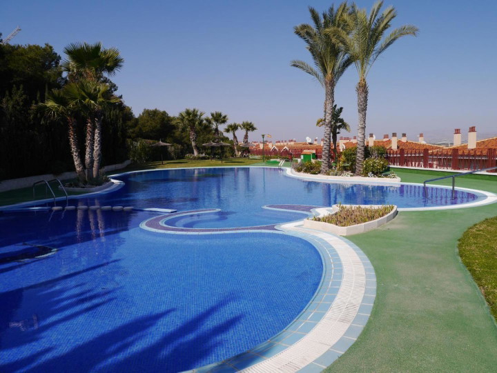 Casa Con Cálida Terraza Y Piscina R76 By Novadesta - Alicante