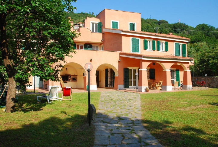 Il Pozzo E Il Melograno - Pietra Ligure