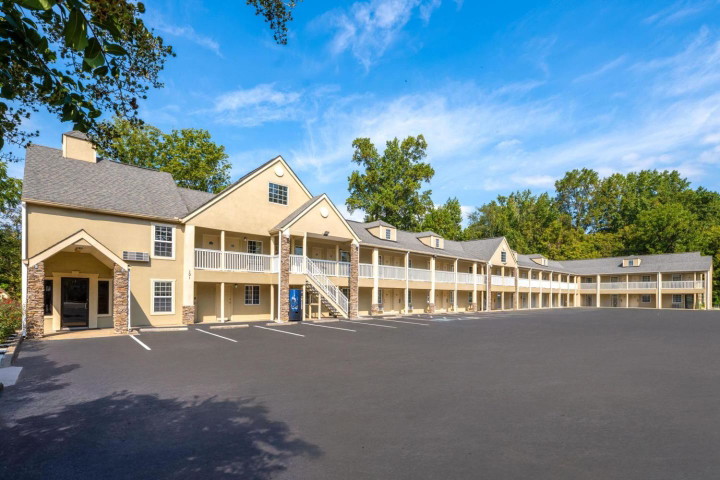 Days Inn By Wyndham Canton - Canton, GA