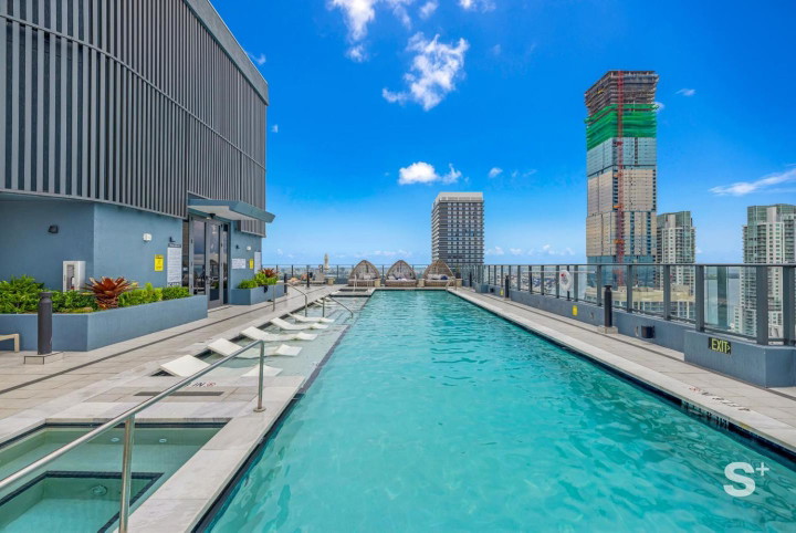 Miami Condo - Rooftop Pool - 30th Floor Skyline Views - Surfside, FL