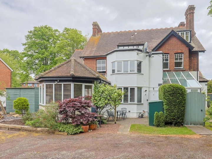 Pass The Keys Spacious 1-bed Flat With Parking Near River Thames - High Wycombe