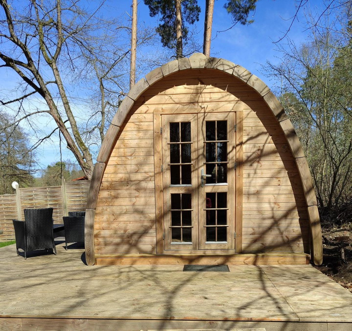 Minihotel "Hobbit Town" Am See An Der Mecklenburger Seenplatte, Schlaffass - Brandebourg