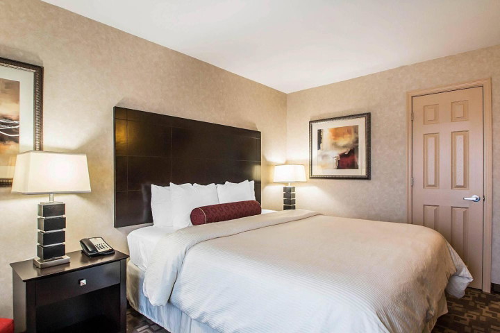 Clarion Inn Elmhurst - Oak Brook Near I-88, I-290, I-294 - Brookfield, IL