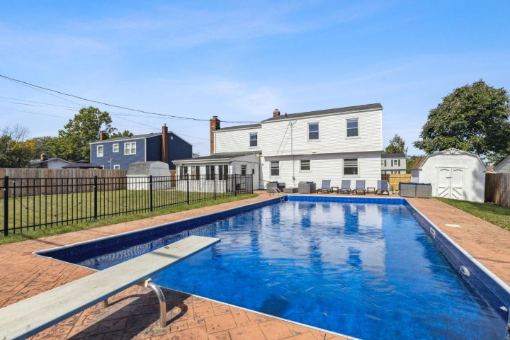 Ultimate Group Escape Heated Pool - 12 Guests - Parma, OH