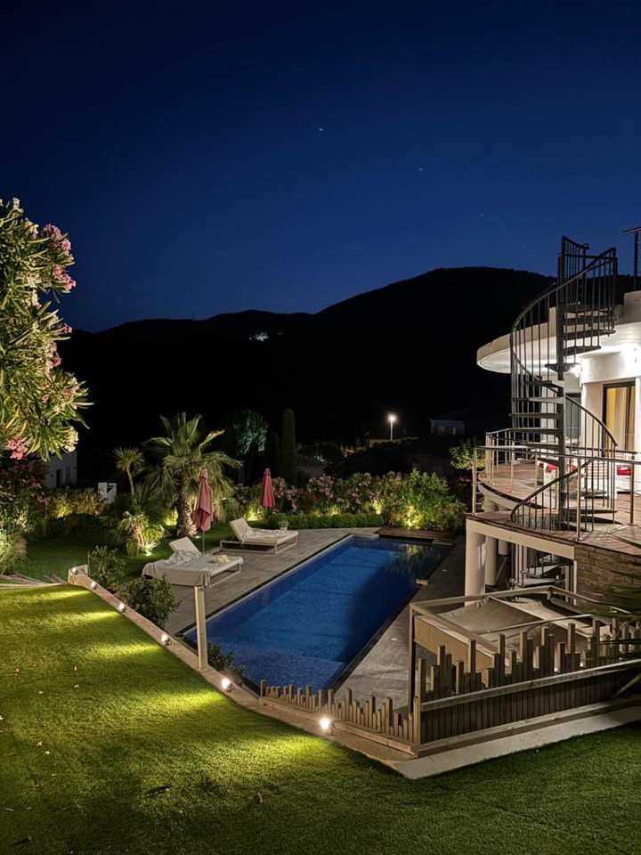 Grande Villa 350 M2, Piscine Chauffée Vue Mer Et Collines, Cavalaire Sur Mer, 10 Personnes - Département Var