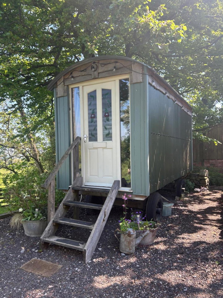 Rhodes To Serenity - Waterfall Shepherds Hut - Peak District