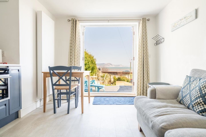 Stunning Little House, 2 Mins From Lyme Regis Beach With A Sea View Sleeps 4 Free Parking,small Dog Welcome - Lyme Regis
