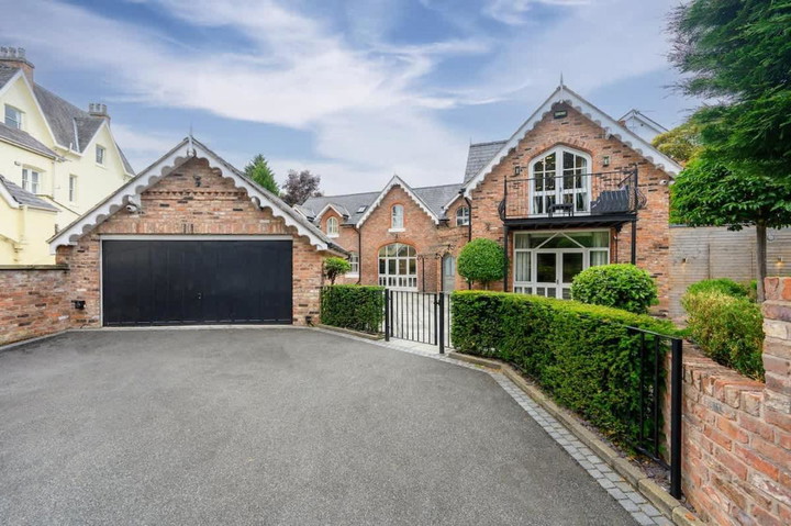 3 Bed Bowdon Mansion Free Parking - Knutsford
