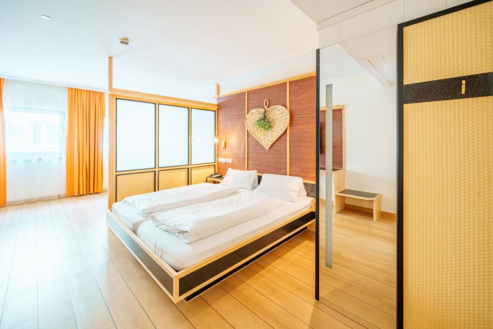 König Ludwig Design Hotel Neu Zimmer Mit Sauna Oder Whirlpool, Genug Parkplatz - Burghausen