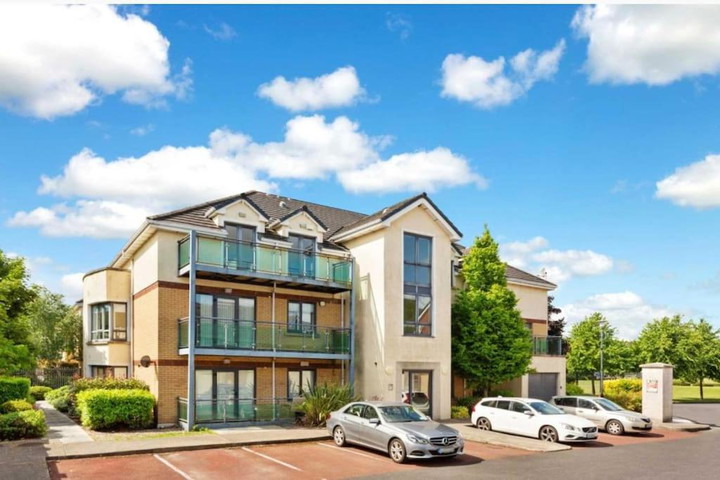 Malahide Dublin Airport Superior Large Serviced Apartment - Sleeps 6 - Malahide