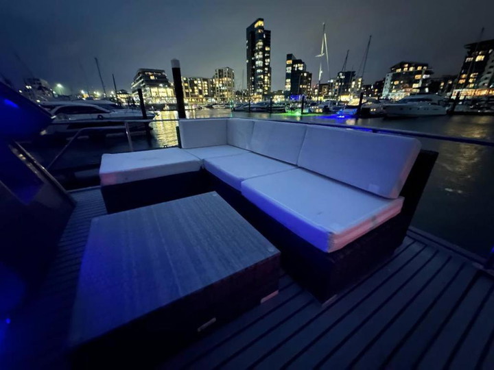 Yacht "X" - 44 Foot Modern Yacht On 5 Star Ocean Village Marina - Minutes Away From City Centre And Cruise Terminals, Free Parking ,Spa Package Available! - Southampton