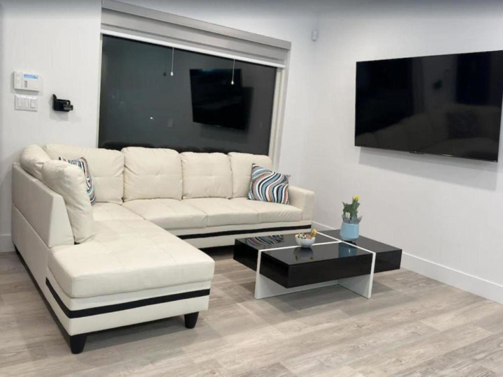 Modern Furnished 2br 2ba Oakland With Private Parking, Smart Lock & Ac - Oakland, CA