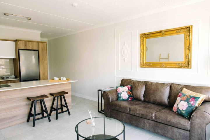 Bright And Airy Parisian Gem Close To The Beach - Cape Town