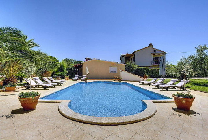 Attraktive Ferienwohnung Mit Großem Pool, Klimaanlage, Wlan, Bbq Und Nur 700 Meter Bis Zum Sandstrand - Premantura