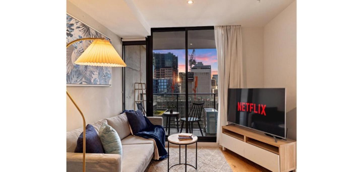 Elegant 2br Cbd Retreat With Views, Pool, Gym And Sauna - Kensington
