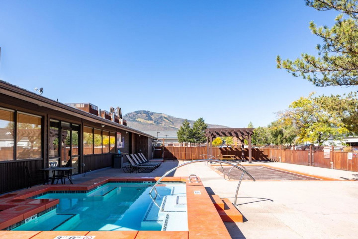 Cozy Stay For 4, 5 Min Drive To Base, Full Kitchen, Shared Hot Tub & Pool, Restaurants Nearby! - Park City, UT
