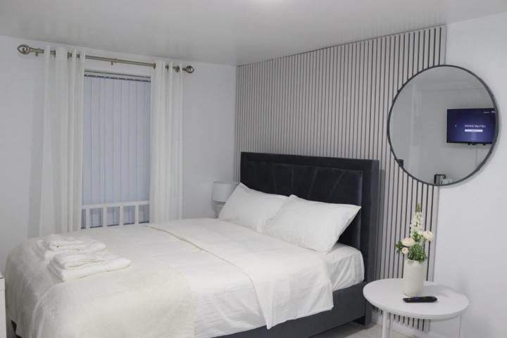 White Cozy Roomzzz - Oldham