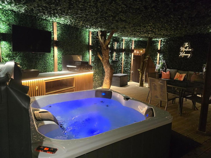 Rural Romantic Cabin-hot Tub & Outdoor Kitchen - 워릭셔