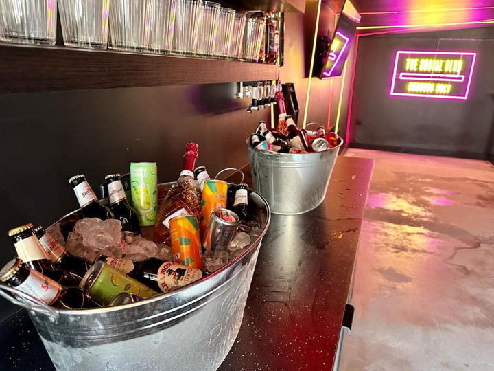 The Social Club - The Ultimate Experience - Sleeps 20 With Own Private Club - Barry