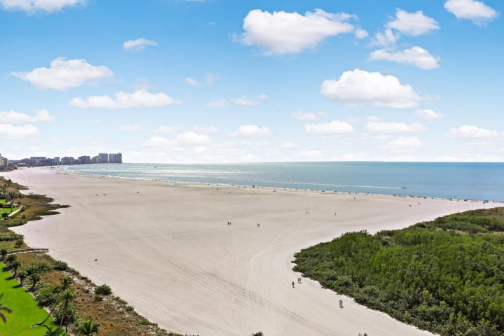 Relaxing Beachfront Condo With Pool And Ocean Views - マルコ・アイランド, FL