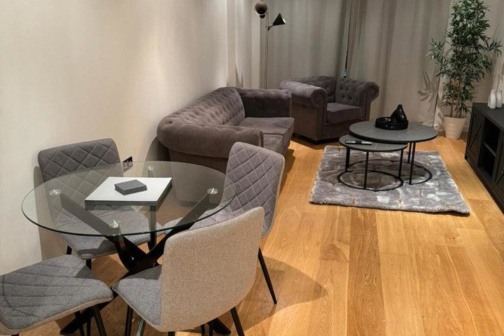 Riverfront: 2 Bed In London - Parking - Surbiton