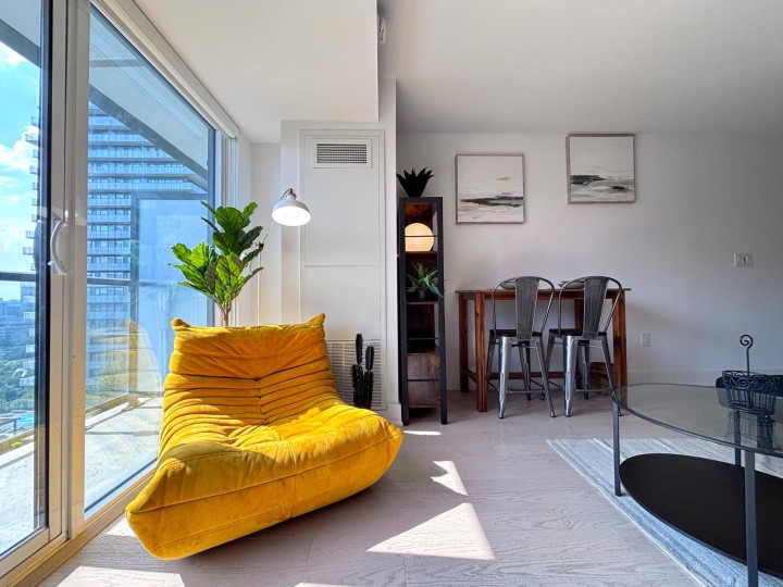 Dt Cozy 1b1b With Den Near Uoft And Bay St - Toronto