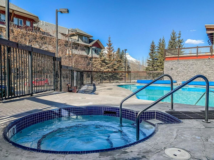 One Bedroom Mountain View Condo - Lodges At Canmore - Canmore