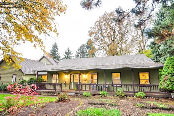 Milwaukie Home W/ Covered Porch: Dogs Welcome! - Oregon City, OR