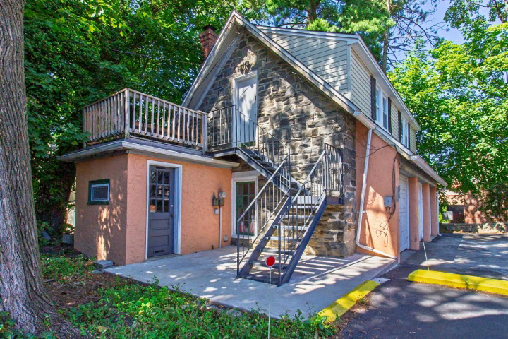 Comfy 1 Br Hide Away Apt W Garage Parking - Ardmore, PA