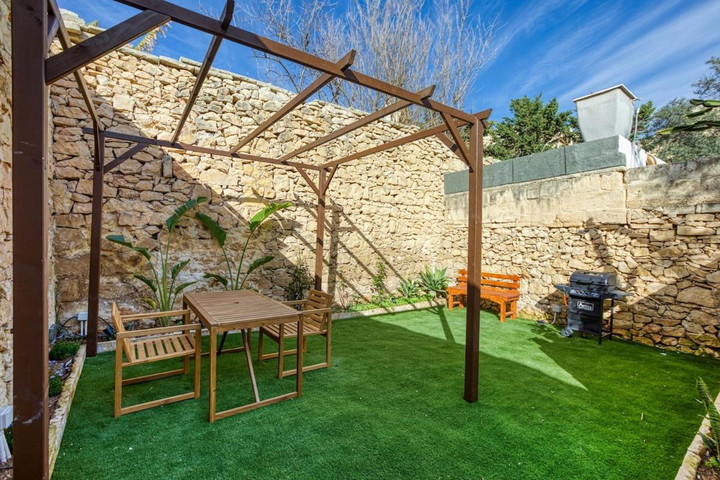 Exclusive 2br Sliema Townhouse With Garden - Valletta