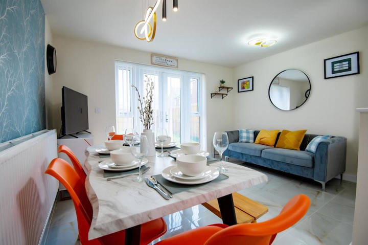 Luxury 5bdr With City Access, Free Parking And Wi-fi - United Kingdom