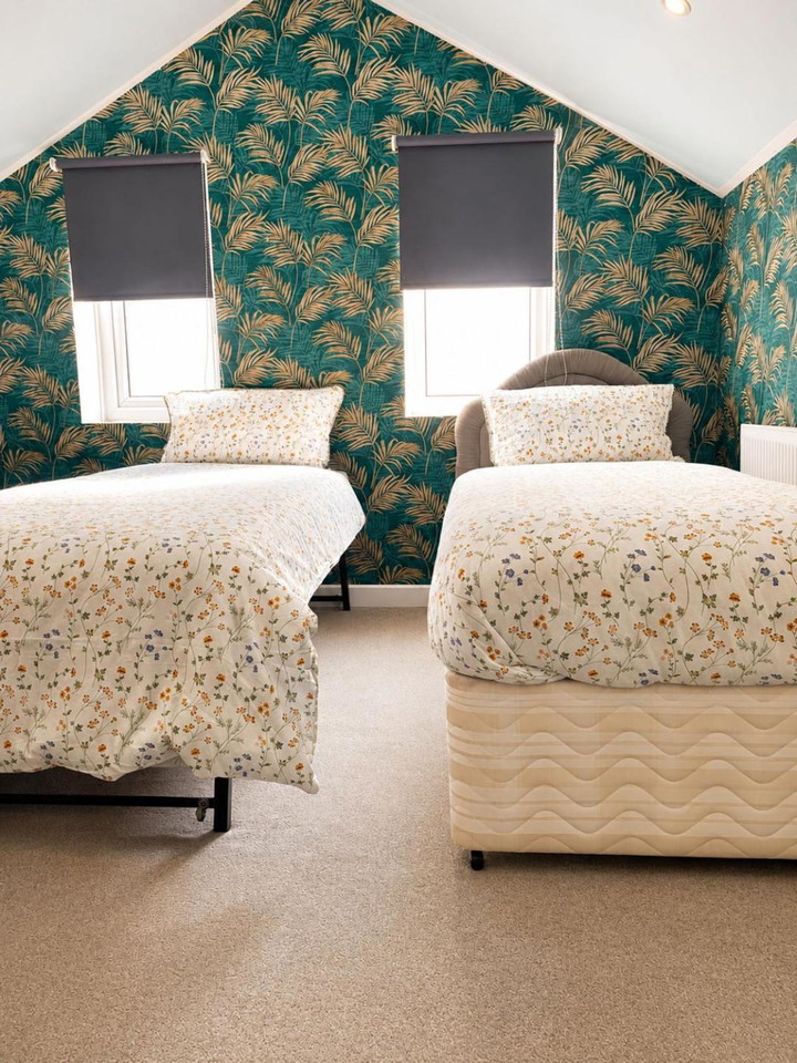 Twin Single Bedroom Perfect For Contractors And Football Fans - Shropshire