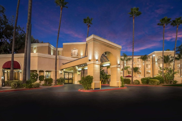 Best Western Escondido Hotel - Vista, CA