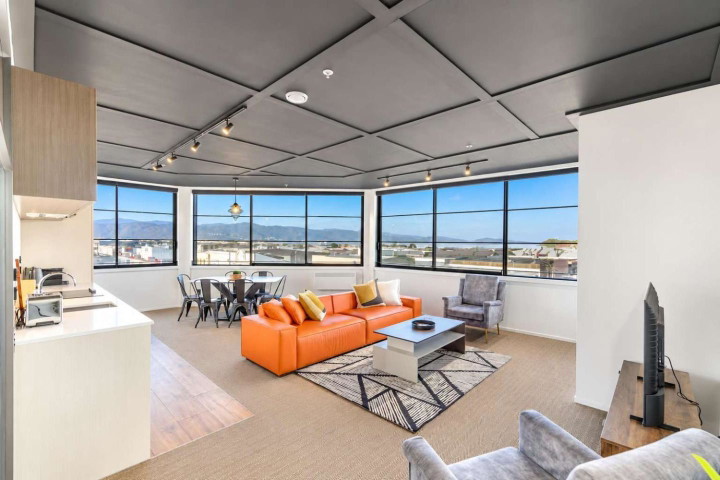 Vibrant 3br Petone Stay With Foosball & City Views - Lower Hutt