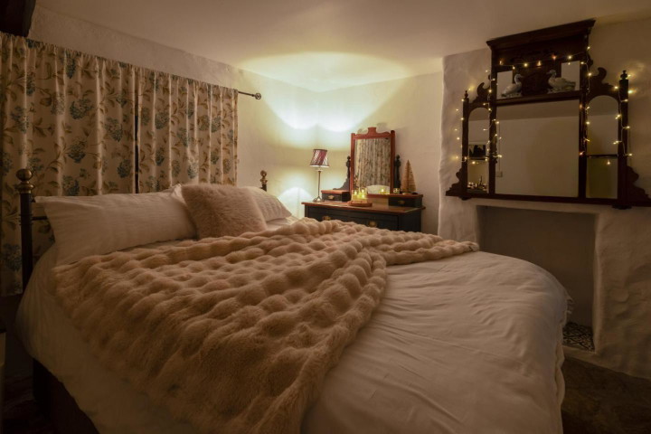 Cissy's Thatched Cottage - Traditional Cottage, On The Causeway Coast, 4 Miles To Benone Beach - Limavady