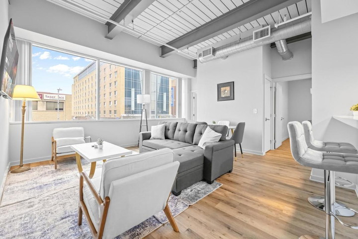 Spacious 2 Bd Apt L Downtown Cleveland L Free Parking - Cleveland, OH