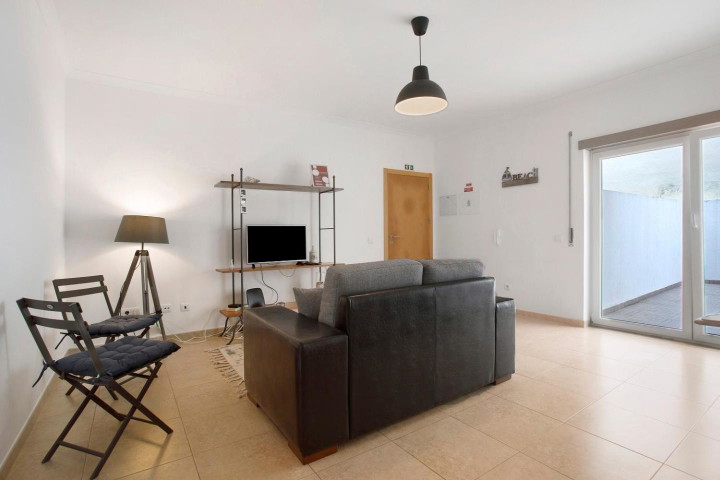 A O - Tina House Ferrel - Peniche